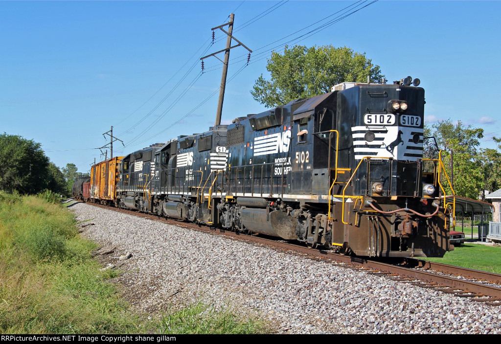 NS 5102 Heads up a sb yard job.